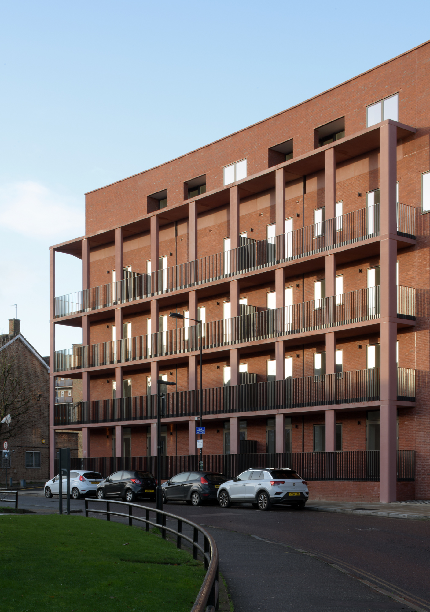 Roter Ziegel in wildem Verband: Wohnblocks in Hackney von Henley Halebrown