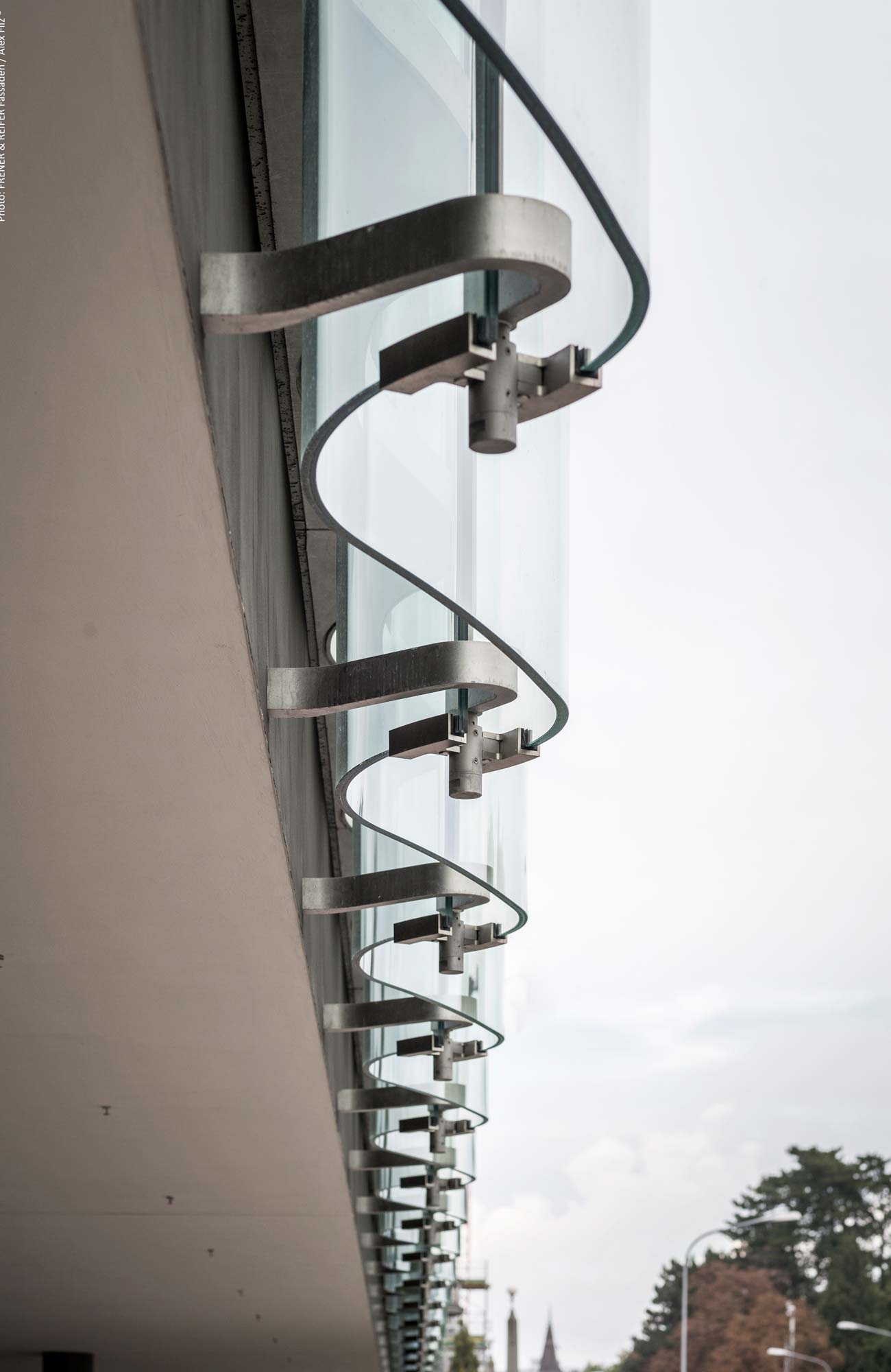 Transparenz, Spiegelung und gewellte Außenform: Die Fassade des Neubaus ...