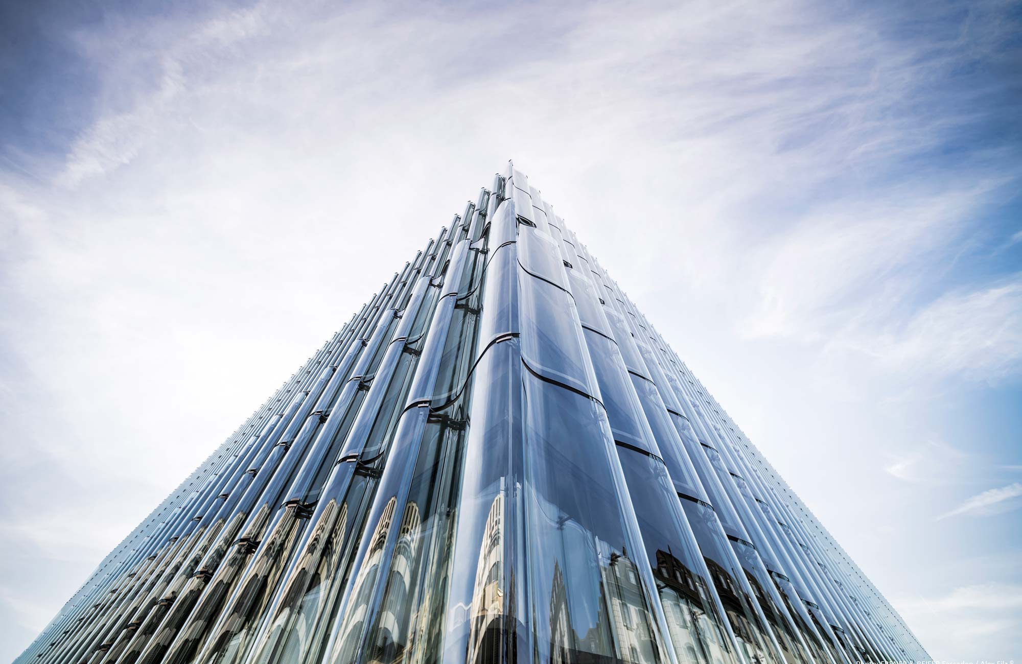 Transparenz, Spiegelung und gewellte Außenform: Die Fassade des Neubaus ...