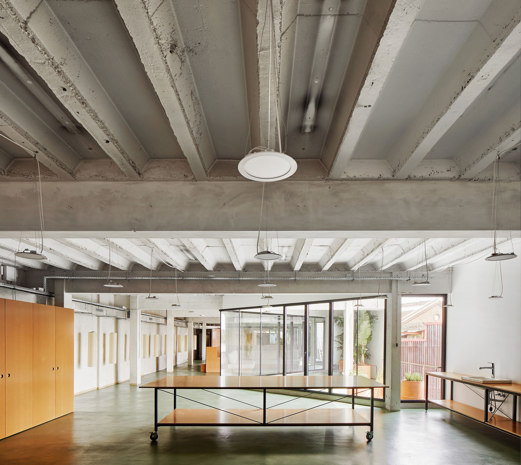 An apartment as big as a plane: Conversion project by Arquitectura-G