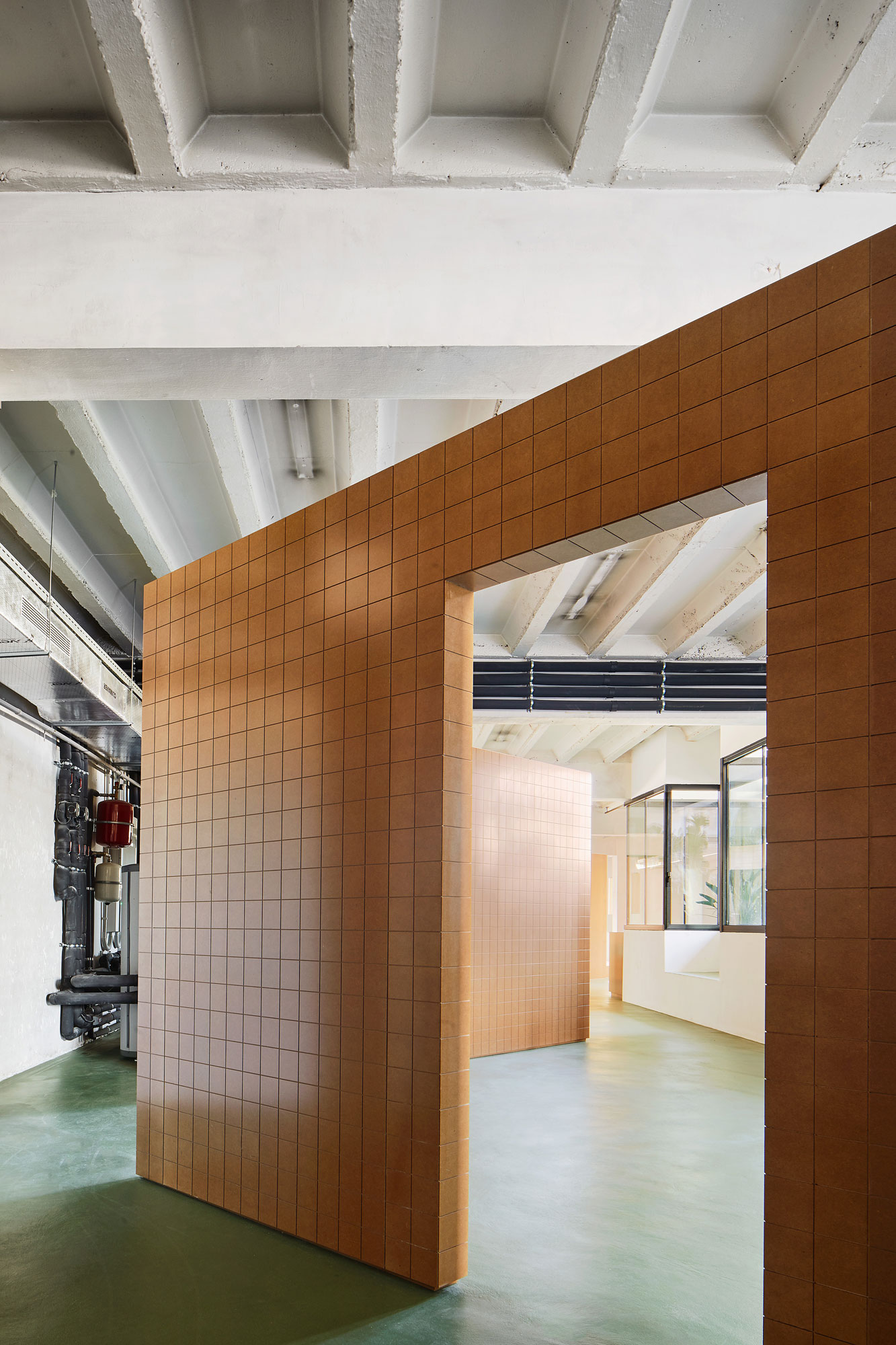 An apartment as big as a plane: Conversion project by Arquitectura-G