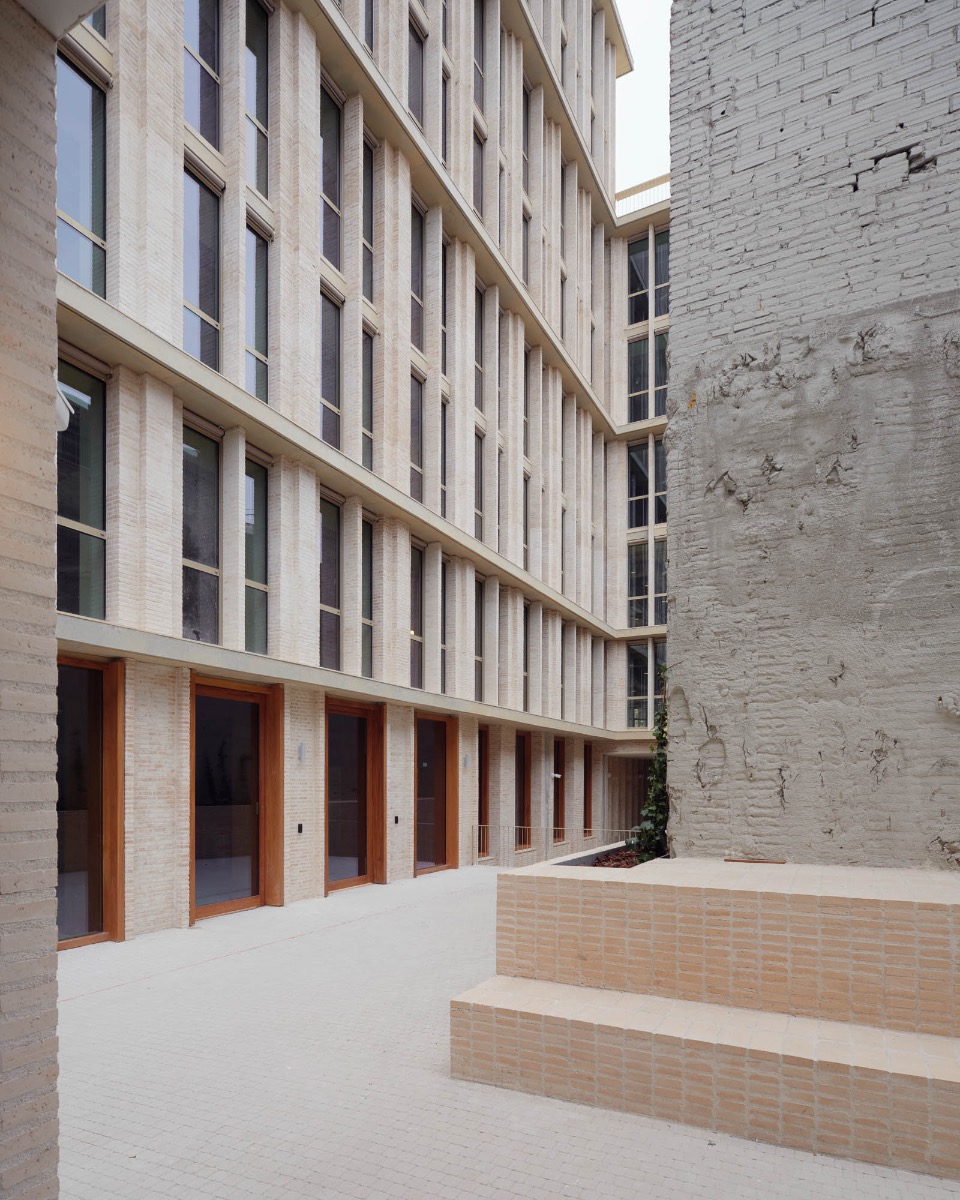 Office Building in Barcelona by BAAS Arquitectura