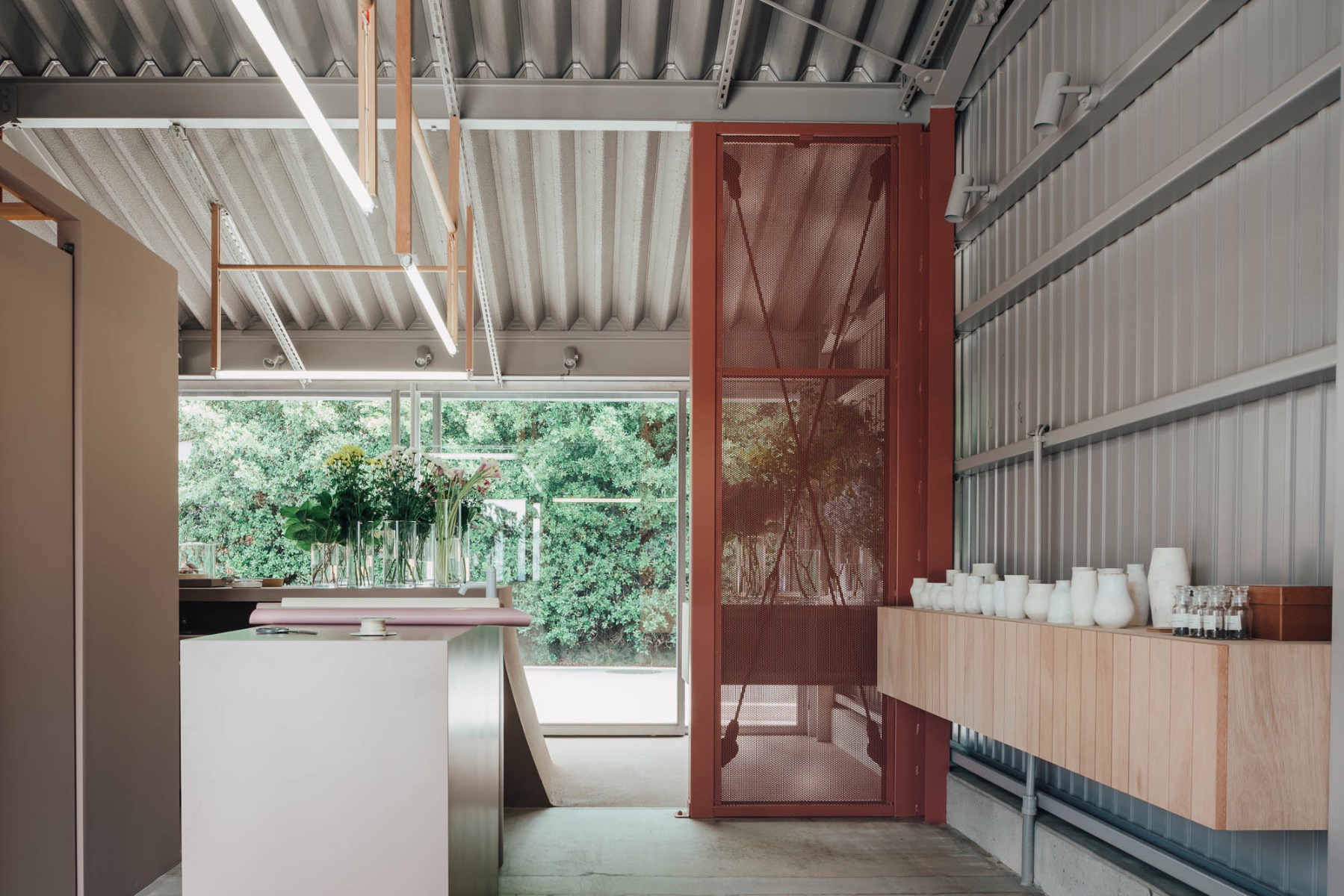 Café mit Blumenladen in Japan von Fathom