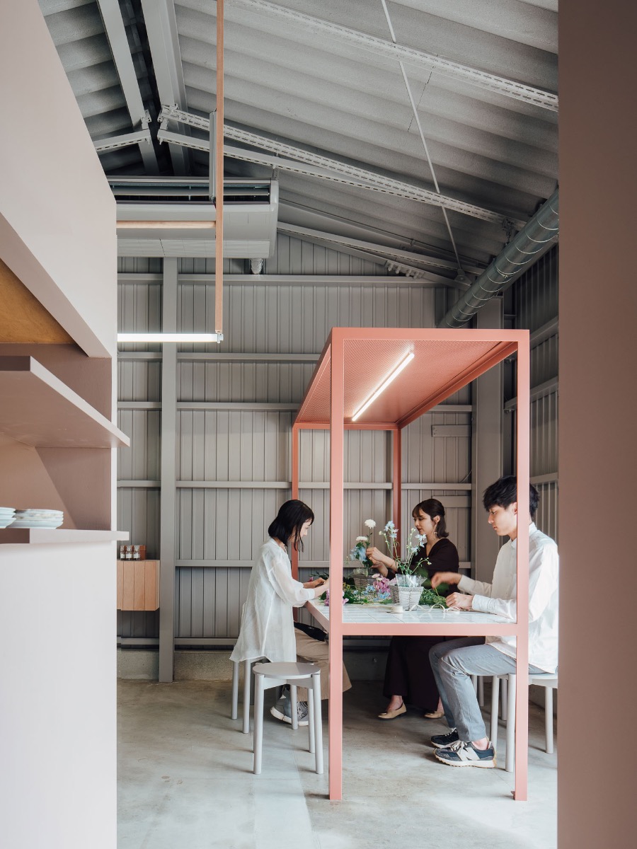 Café mit Blumenladen in Japan von Fathom