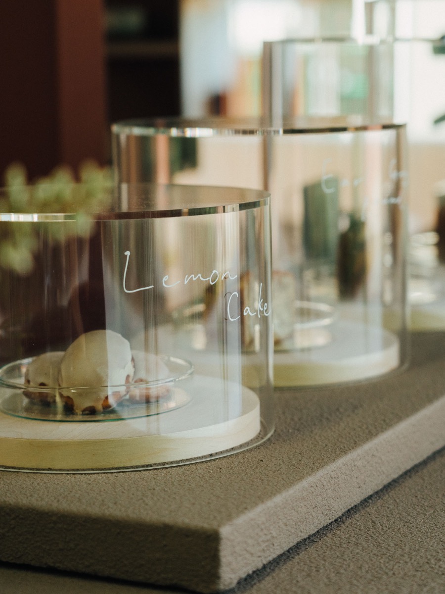 Café mit Blumenladen in Japan von Fathom