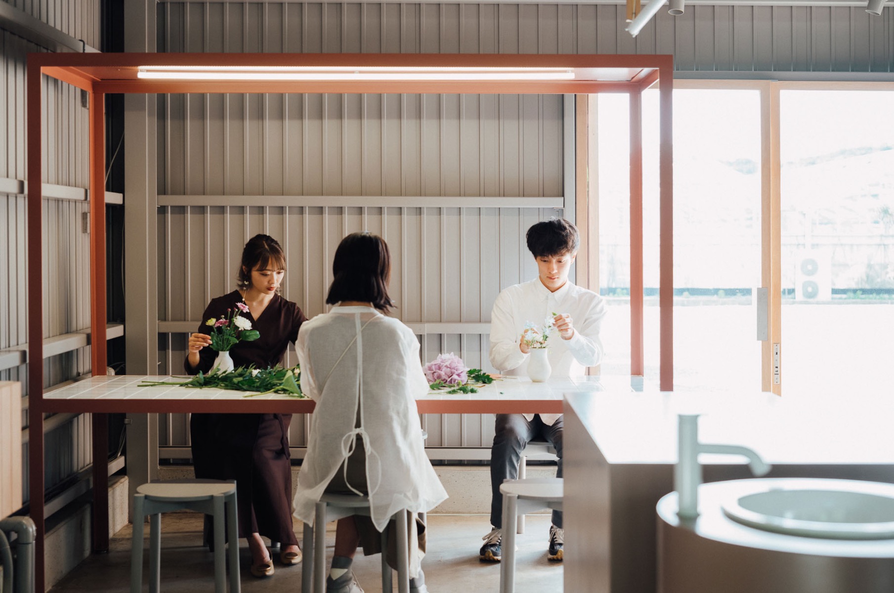 Café mit Blumenladen in Japan von Fathom