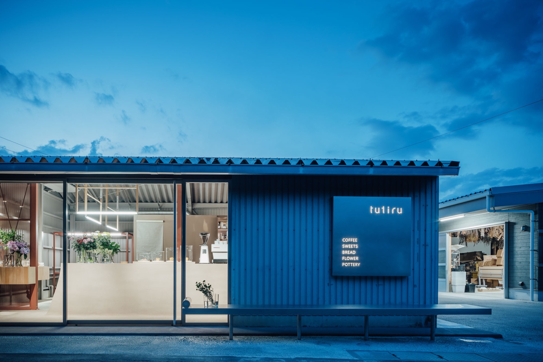 Café mit Blumenladen in Japan von Fathom